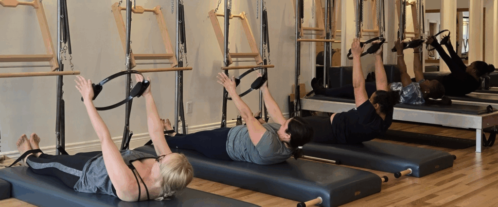 Cours de groupe de Pilates : Mat-Tower du Pilates classique